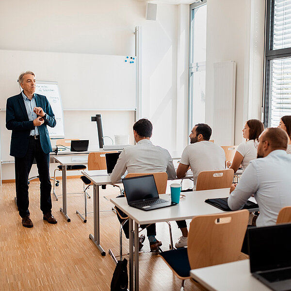 Erfolgreich ins Management – jetzt informieren - Fernstudium ...